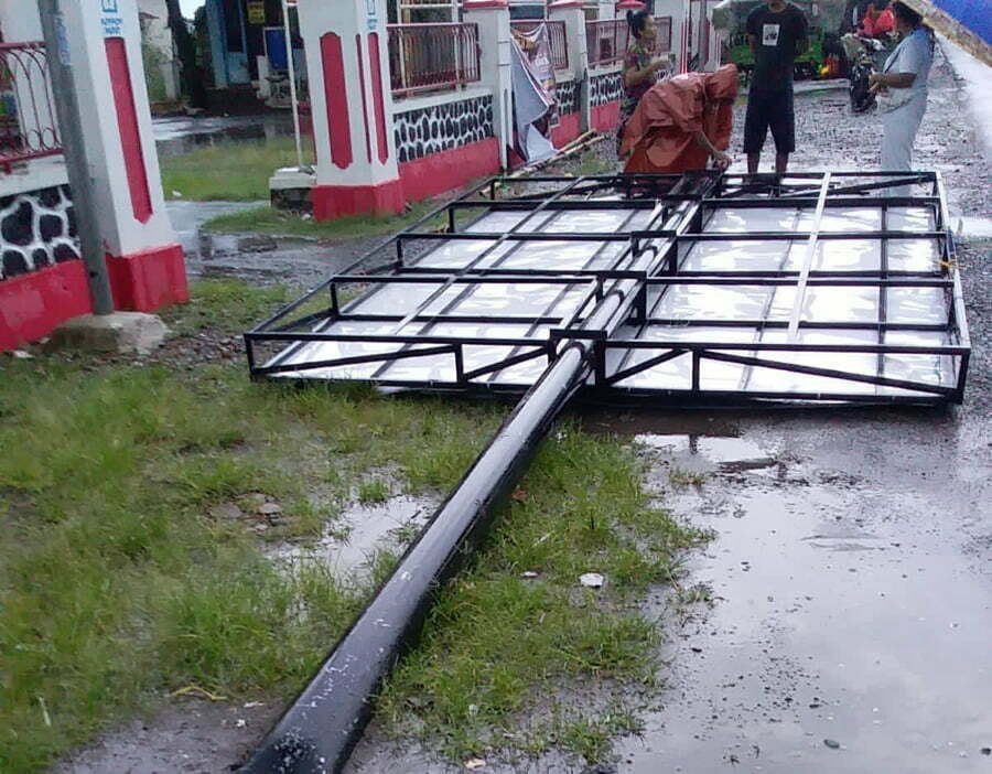 Cuaca Buruk, 2 Papan Reklame Roboh karena Angin Kencang – Radar Cirebon ID