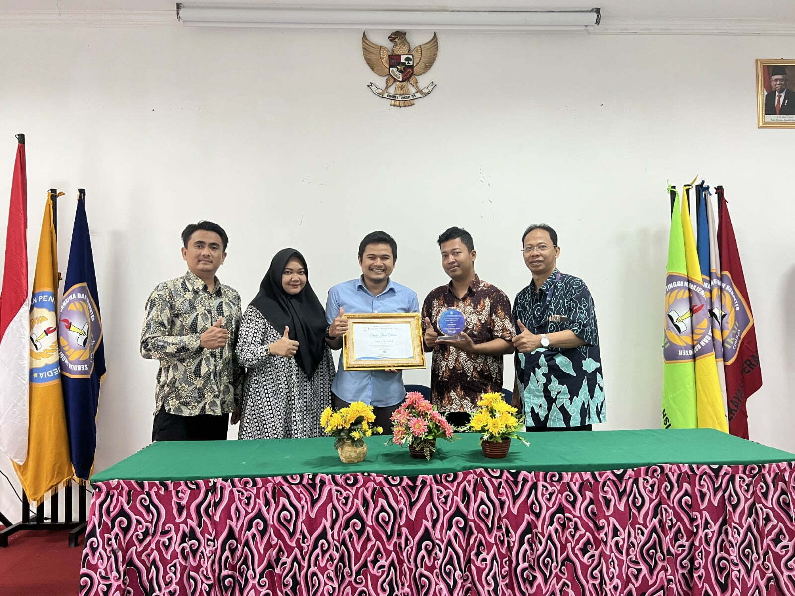 Bangga! STMIK IKMI Cirebon Raih Penghargaan Gold Winner dari LLDikti ...
