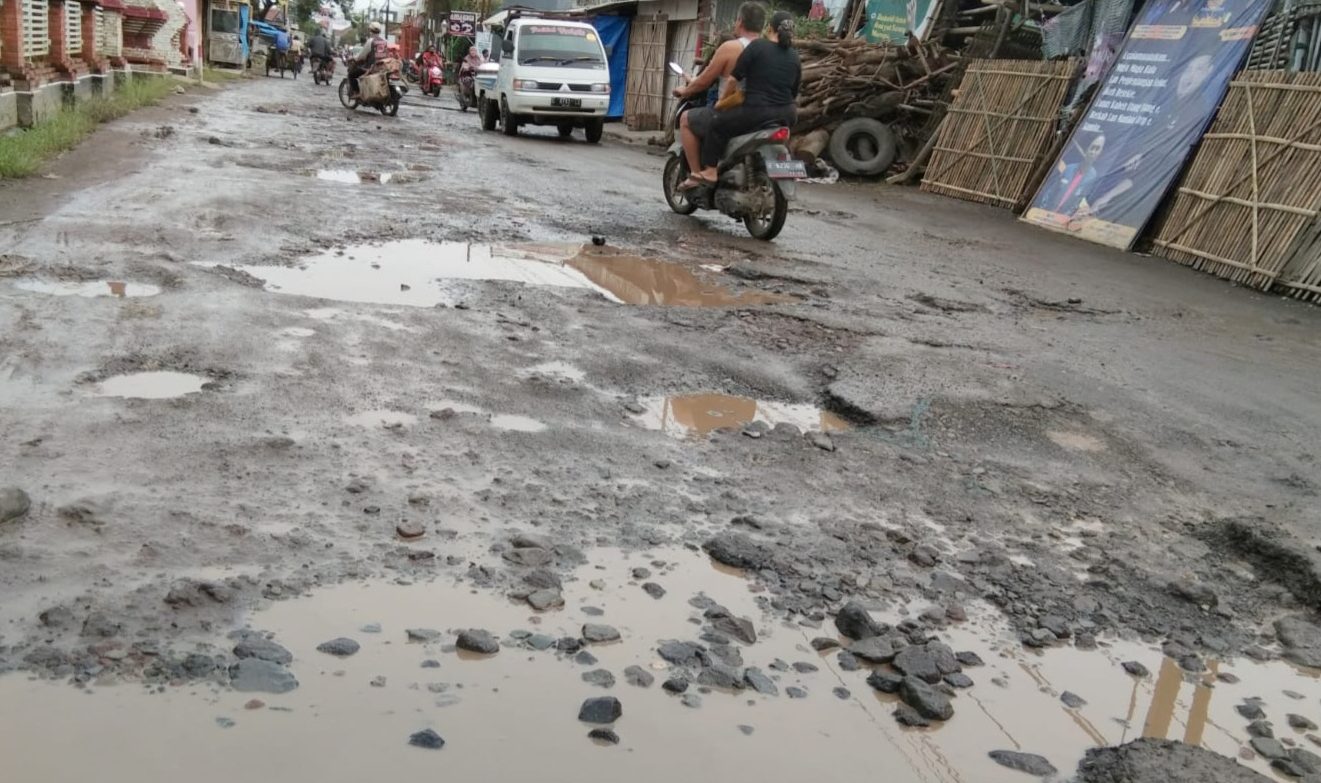 Jalan Rusak Milik Provinsi di Cirebon; Pas Cerah Mirip Sungai Kering, Saat Hujan Seperti Kolam ...