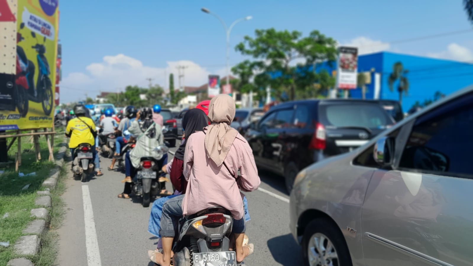 Jalur Pantura Cirebon Padat Merayap, Dampak One Way Arus Balik di Tol Trans Jawa – Radar Cirebon ID