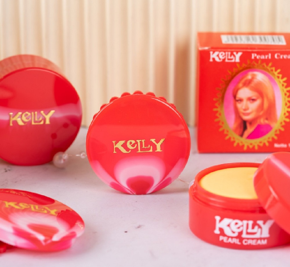 REVIEW Bedak Legendaris, Tips Cara Pakai Bedak Kelly Agar Wajah Tidak ...