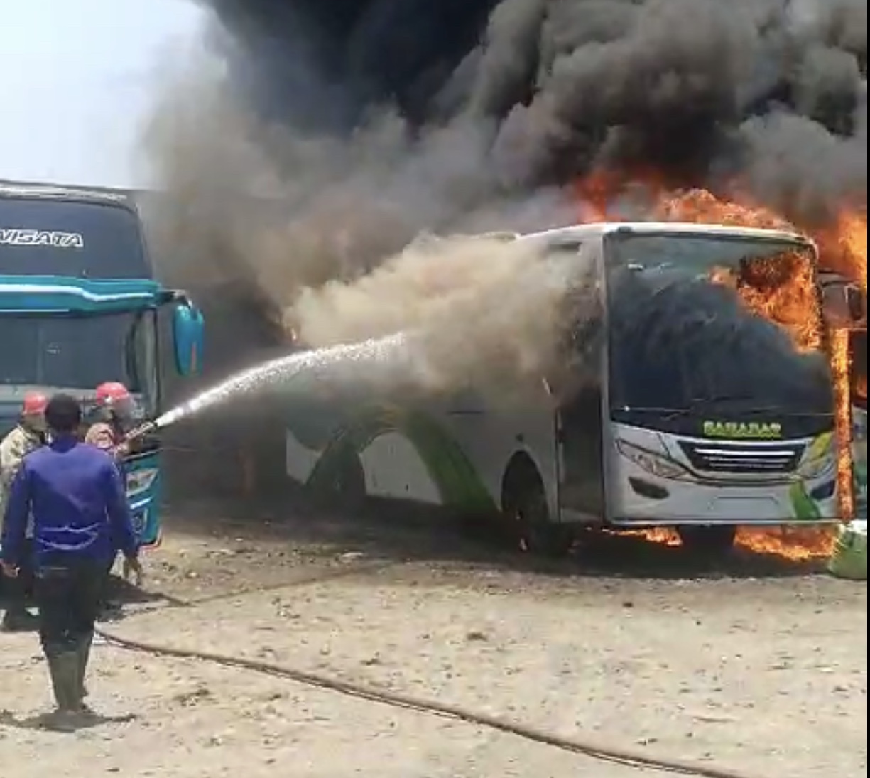 BREAKING NEWS! Kebakaran Bus Terjadi di PO Sahabat Prima Abadi, Api Sudah Padam, 3 Bus Ludes ...