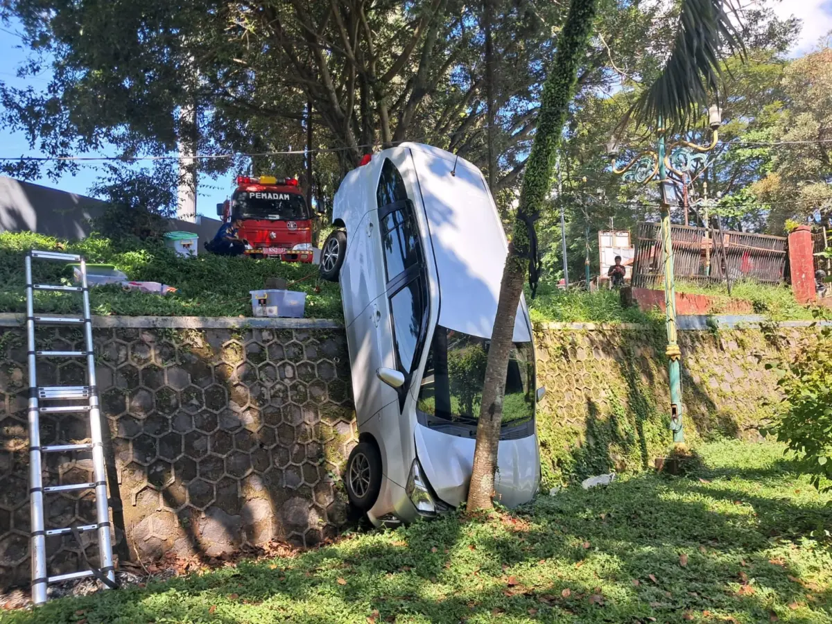 Mobil Terjun di Area GOR Ewangga Kuningan, Tim Damkar Gerak Cepat ...