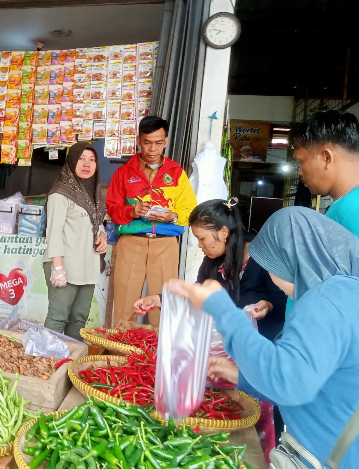 Harga Tomat dan Timun di Pasar Kepuh Kuningan Naik – Radar Cirebon ID