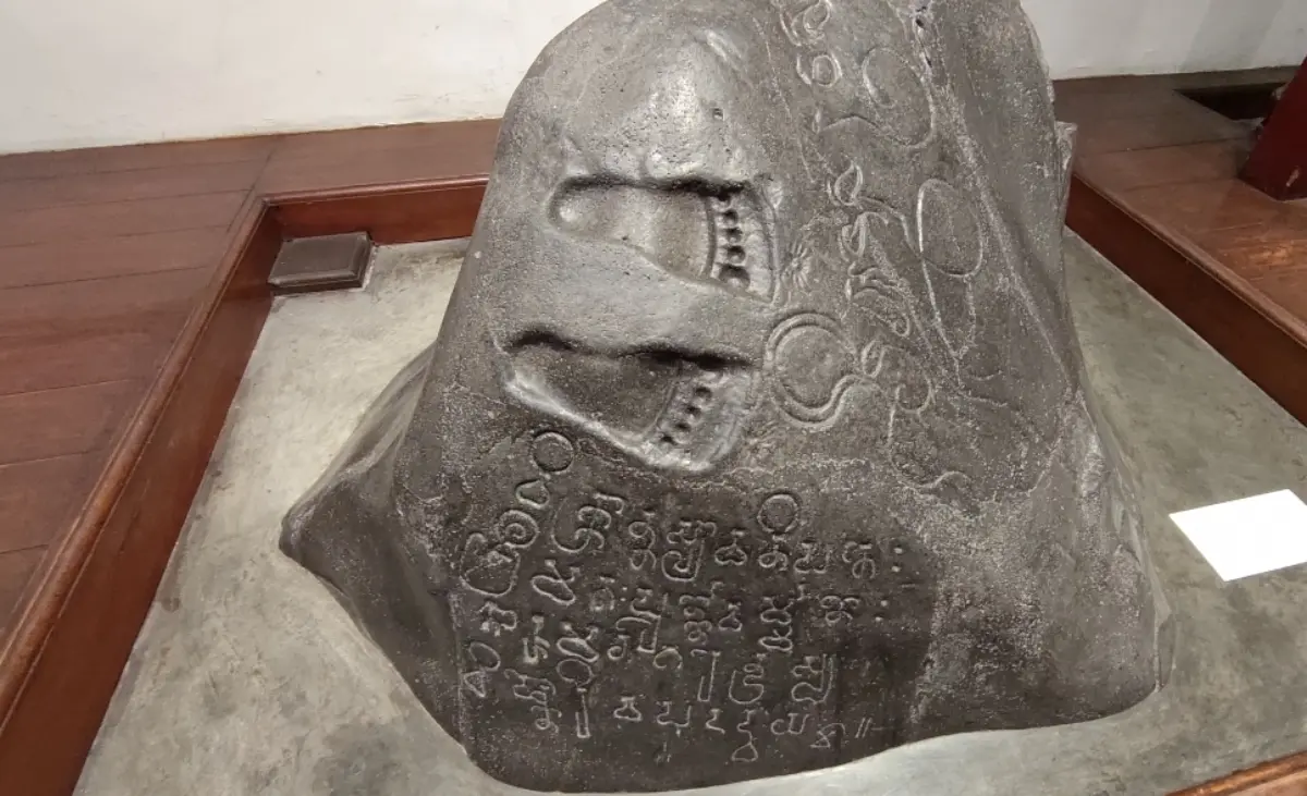 Melihat Langsung Puja Puji dan Telapak Kaki Raja Purnawarman di ...