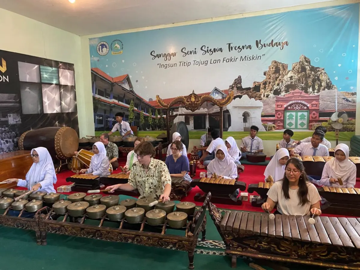 Guru Besar Musik dari AS Kunjungi SMA Islam Al Azhar 5 Cirebon – Radar ...