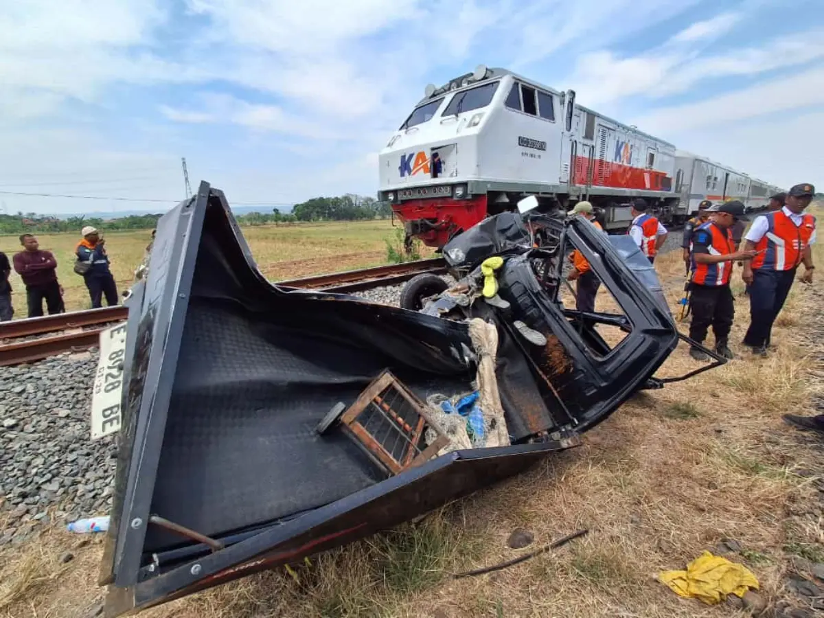 Tabrakan Maut Kereta Api Tanpa Palang Pintu di Mundu Cirebon Menewaskan ...